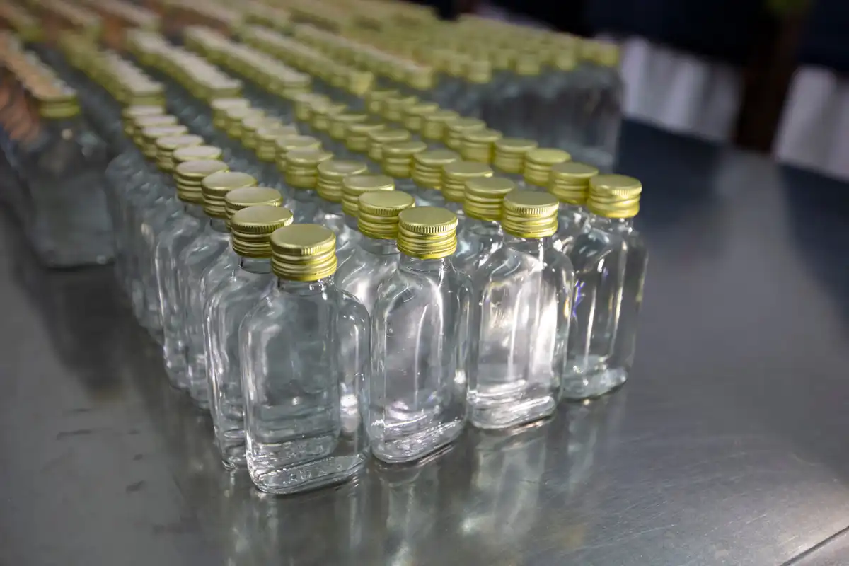 HOW ARE GLASS BOTTLES MADE?